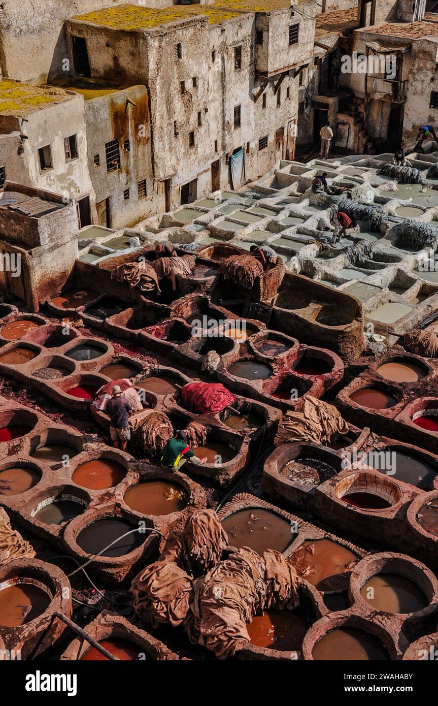 Chaouwara Tanneries, Fes el Bali, Fes, Morocco. Colour Stock Photo - Alamy