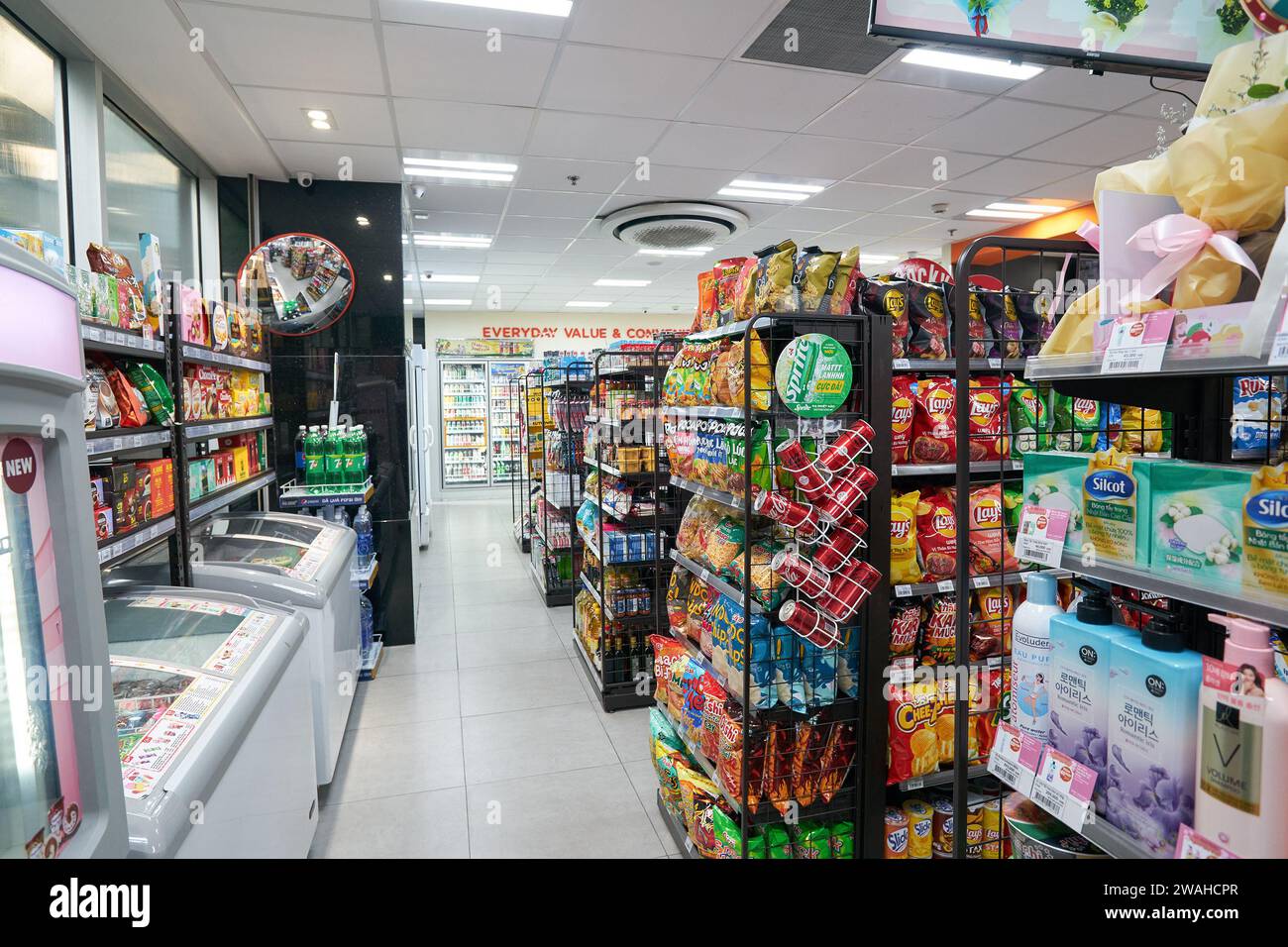 Seven eleven inside hi-res stock photography and images - Alamy