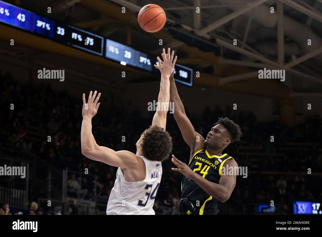 Oregon center Mahamadou Diawara, right, attempts to shoot over ...