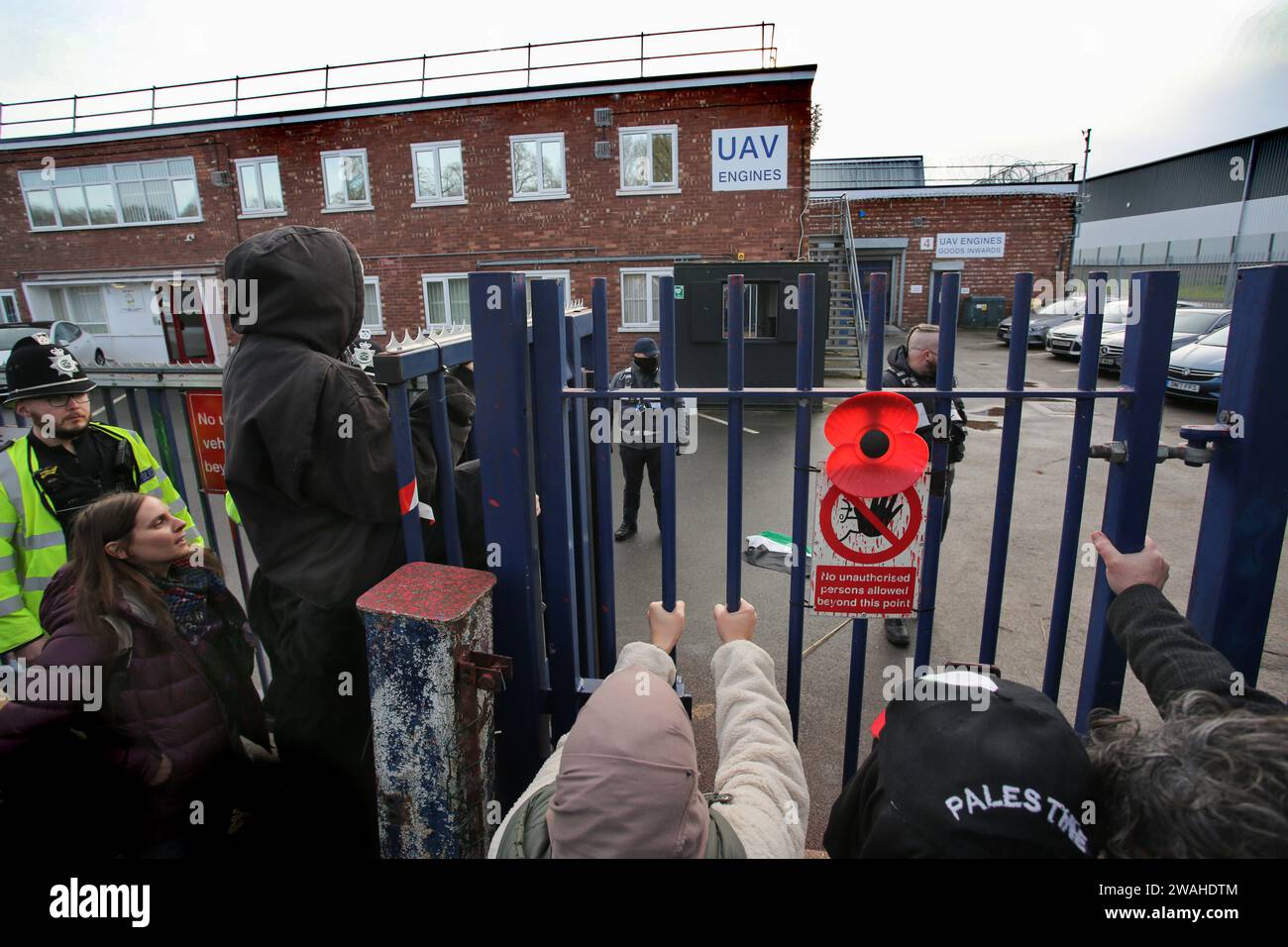 Shenstone, UK. 04th Jan, 2024. Protesters shake the gates outside the ...