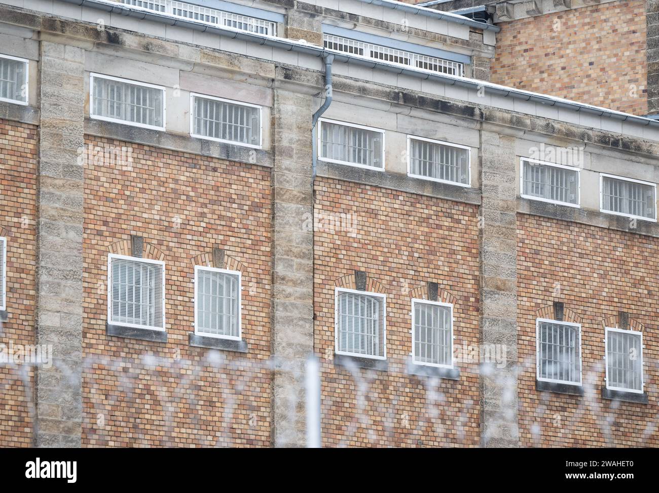Butzbach, Germany. 28th Nov, 2023. Barred windows on the cell wing of ...