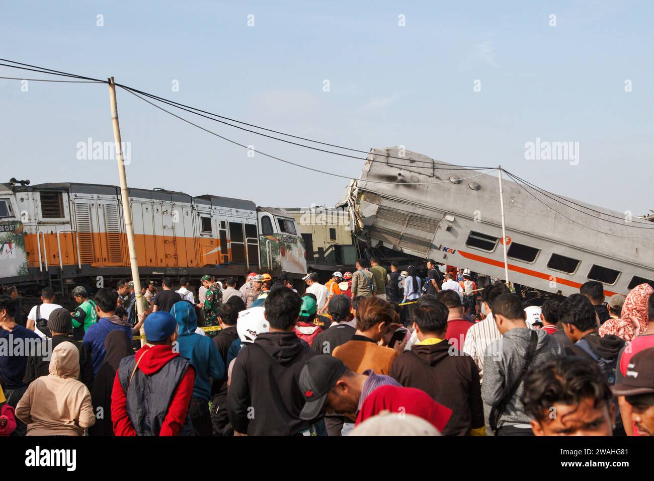 Cicalengka, Indonesia. 05th Jan, 2024. Officers evacuate a train of ...