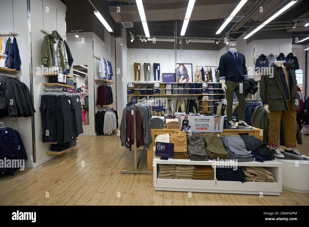 Gap retail shop interior hi-res stock photography and images - Alamy