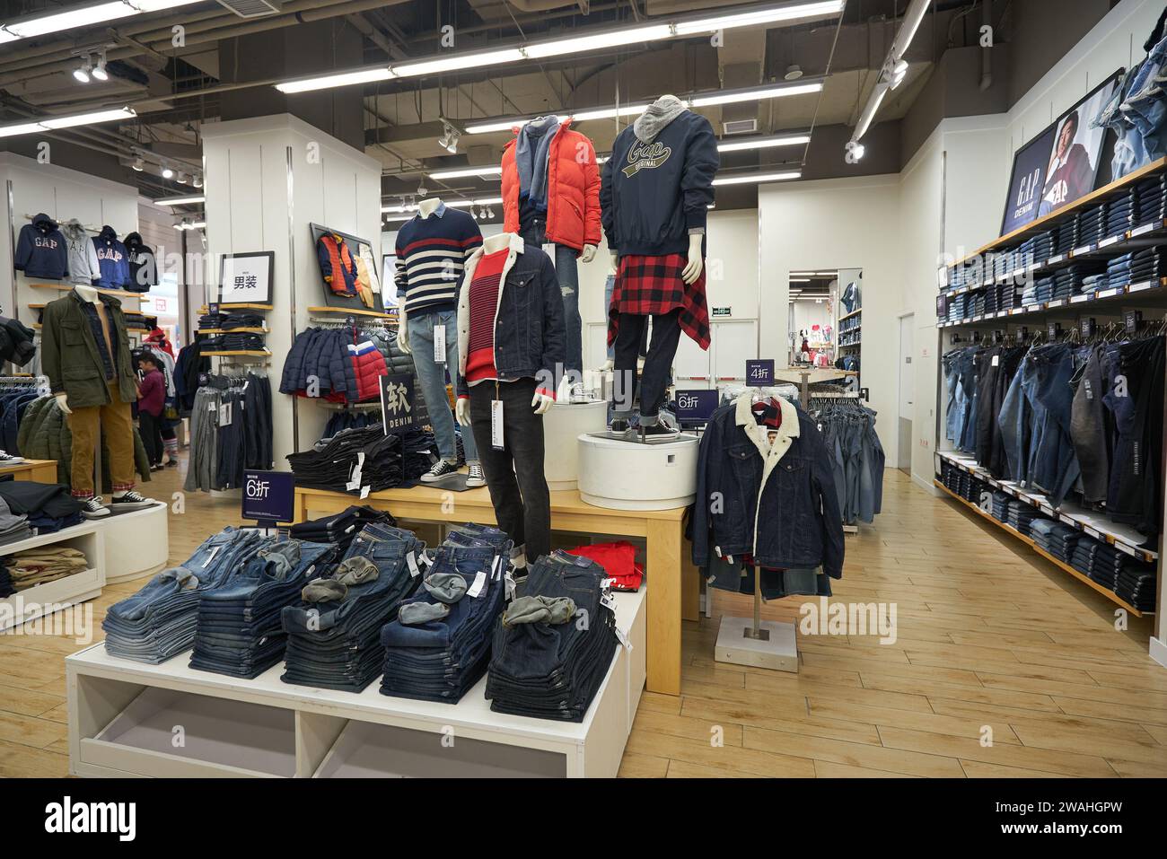Gap retail shop interior hi-res stock photography and images - Alamy