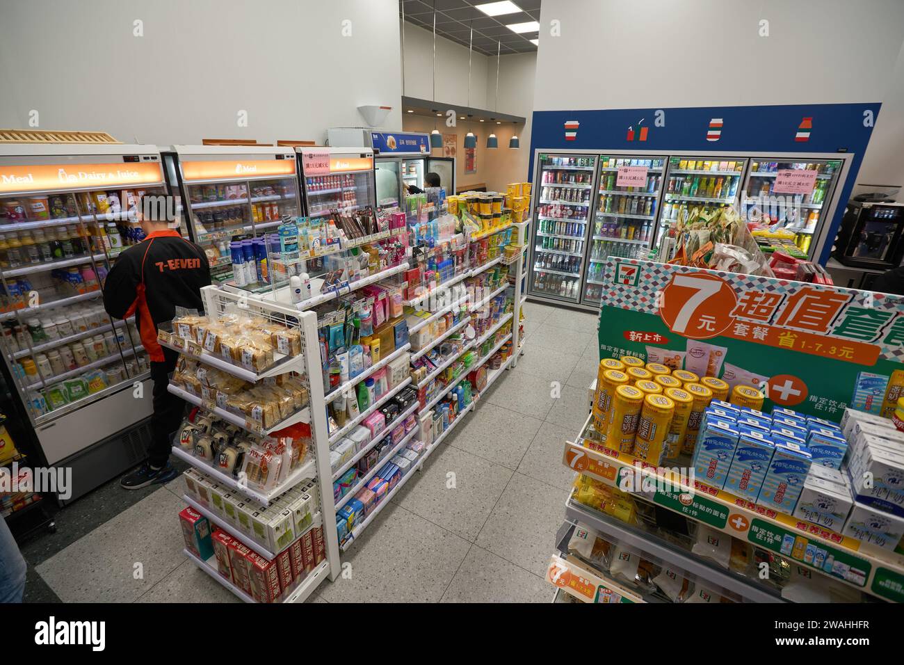 SHENZHEN, CHINA - NOVEMBER 22, 2019: interior shot of 7-Eleven ...