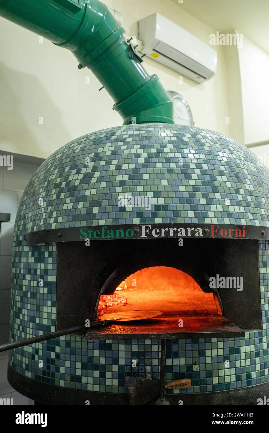 Napoli, Italy: 2023 November 18: Typical Neapolitan oven in La Antica ...