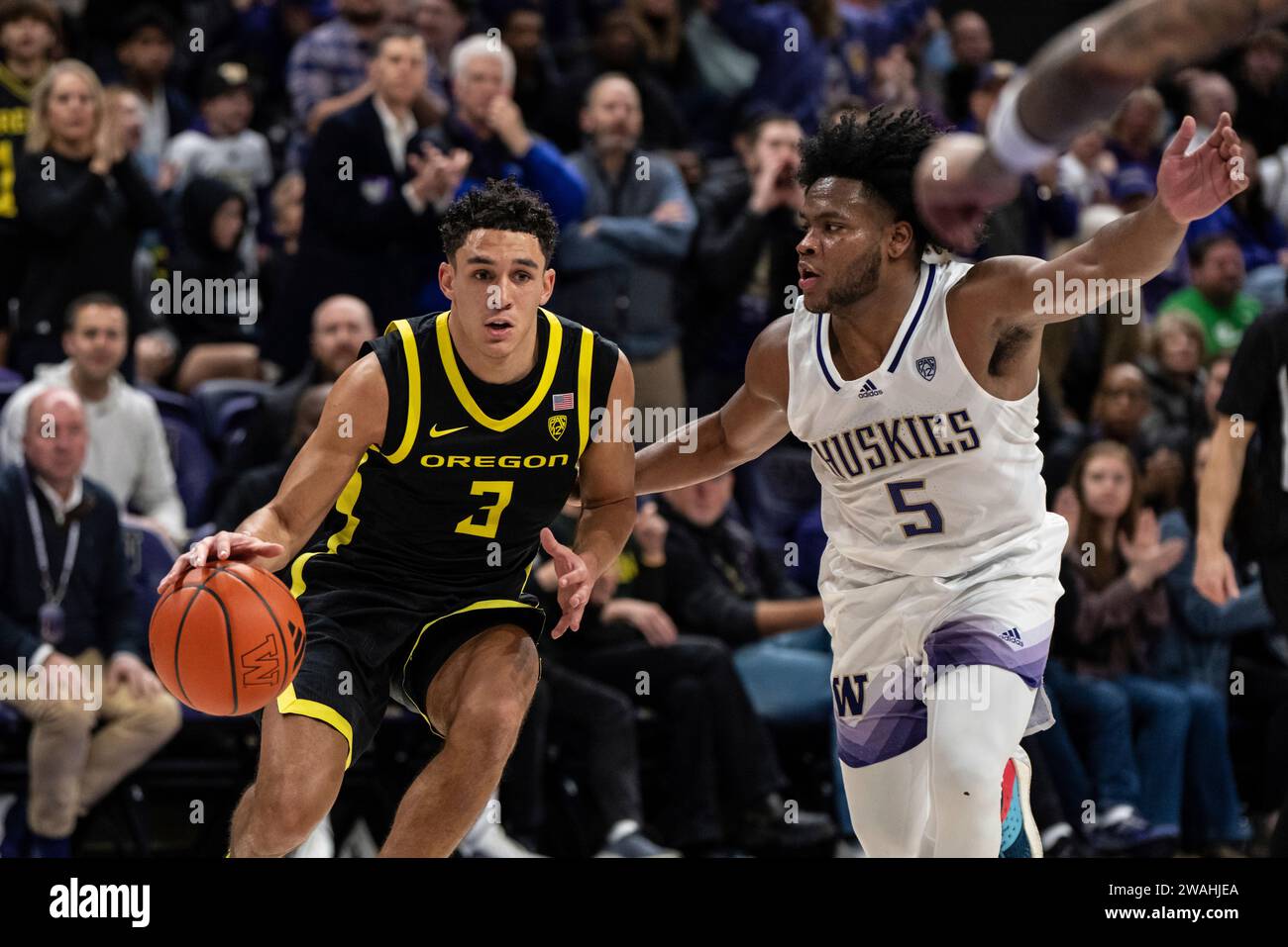 Oregon guard Jackson Shelstad, left, dribbles against Washington guard ...