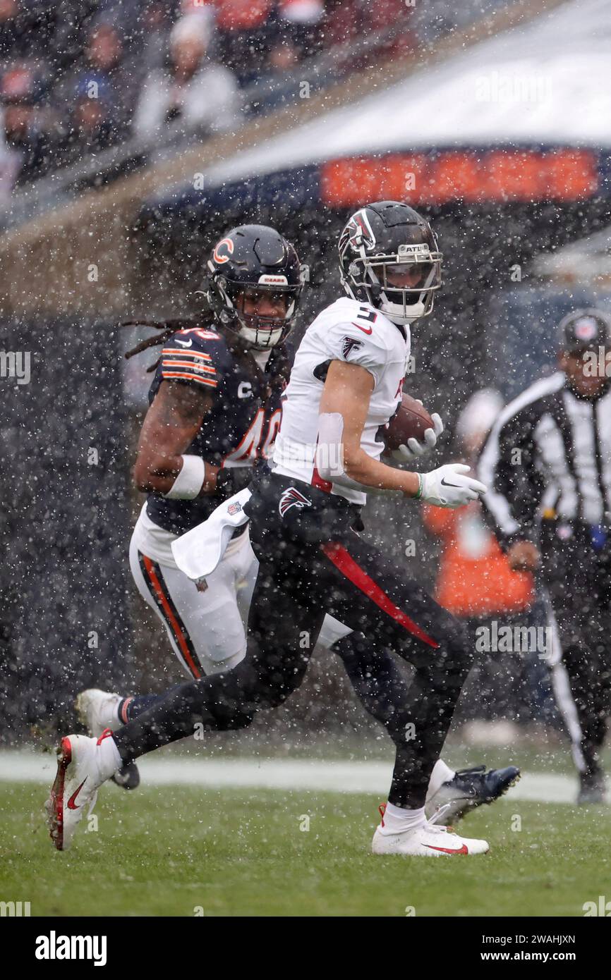 Atlanta Falcons wide receiver Drake London (5) runs with the ball ...