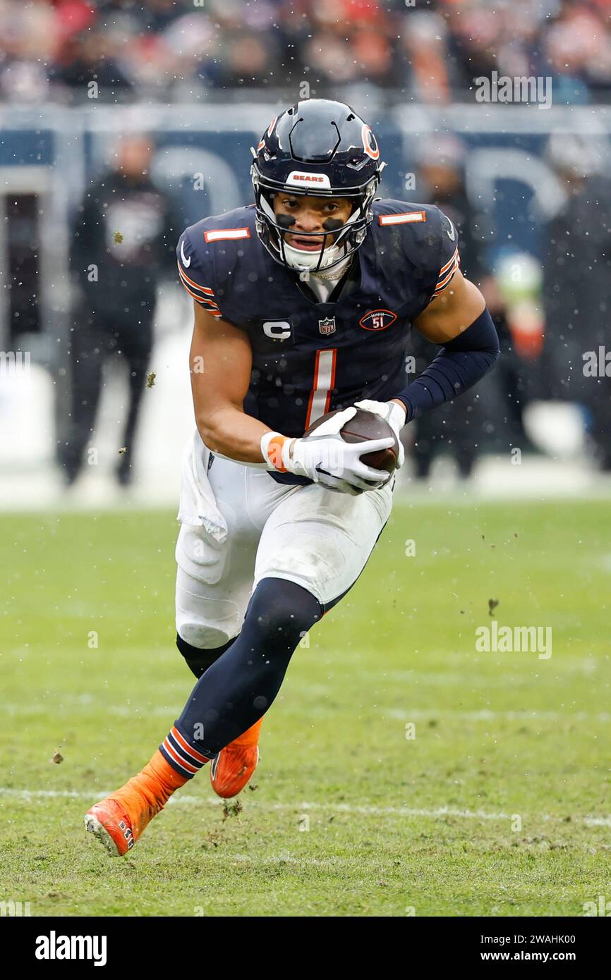 Chicago Bears quarterback Justin Fields (1) runs with the ball to score ...