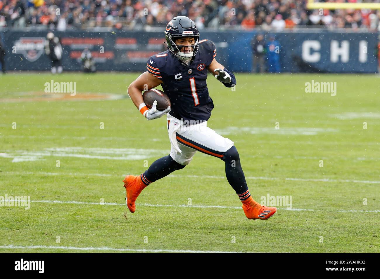 Chicago Bears quarterback Justin Fields (1) runs with the ball to score ...