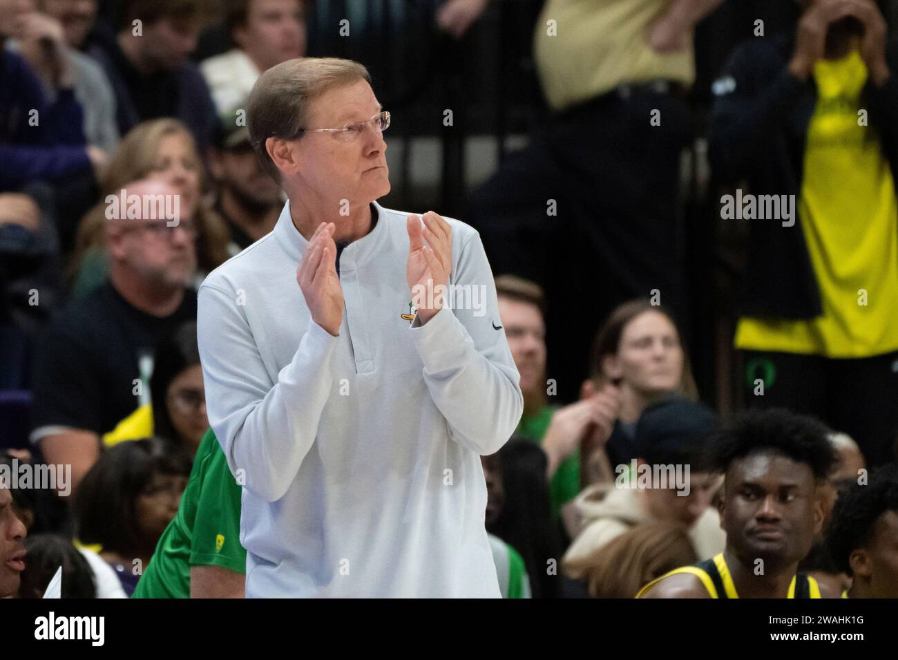 Oregon Dana Altman applauds his team during the first half of an NCAA ...