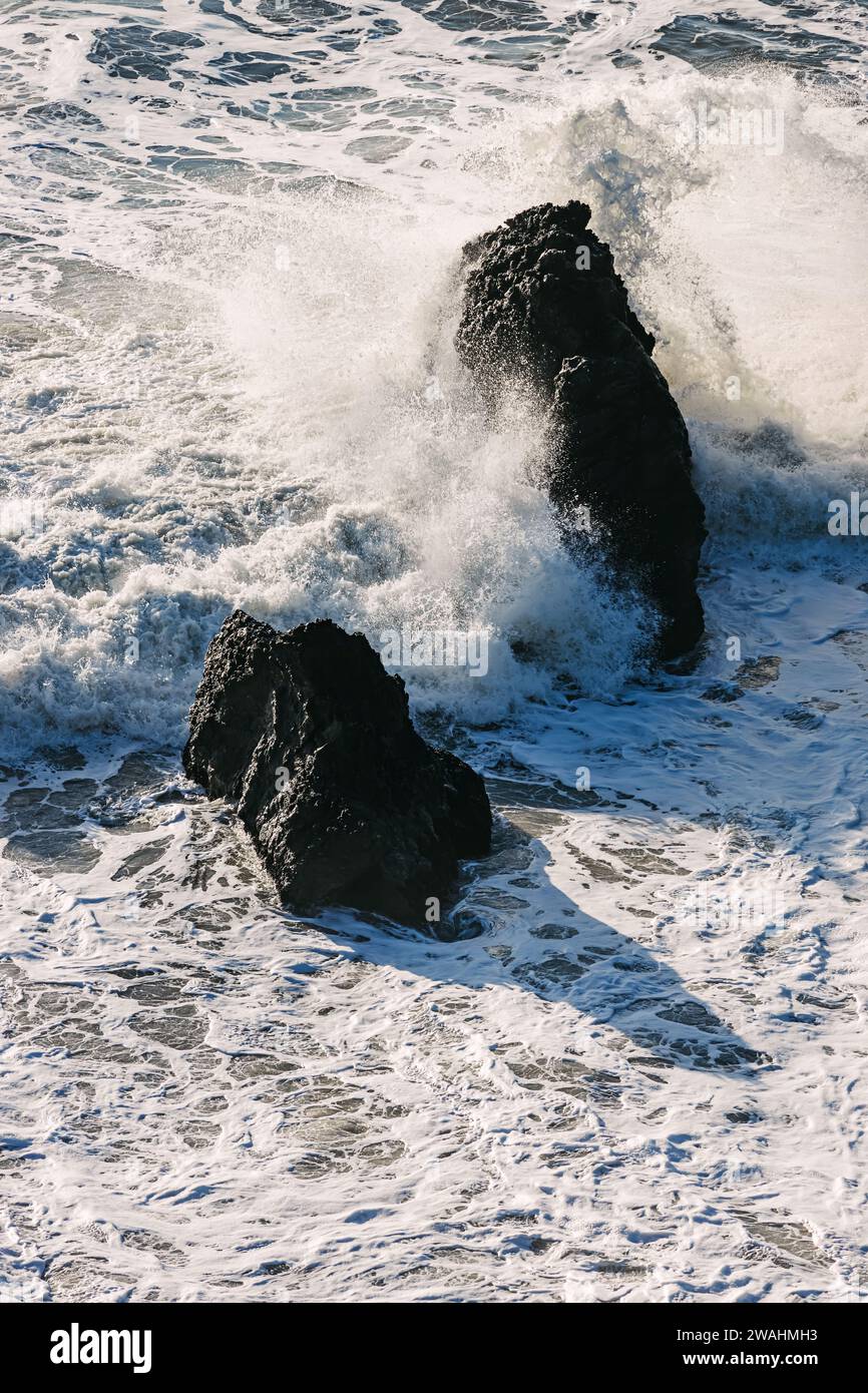 Ocean waves crushing on rocks hi-res stock photography and images - Alamy