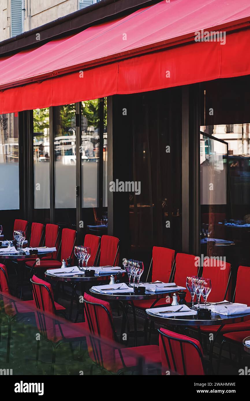 Cozy cafe red chairs hi-res stock photography and images - Alamy