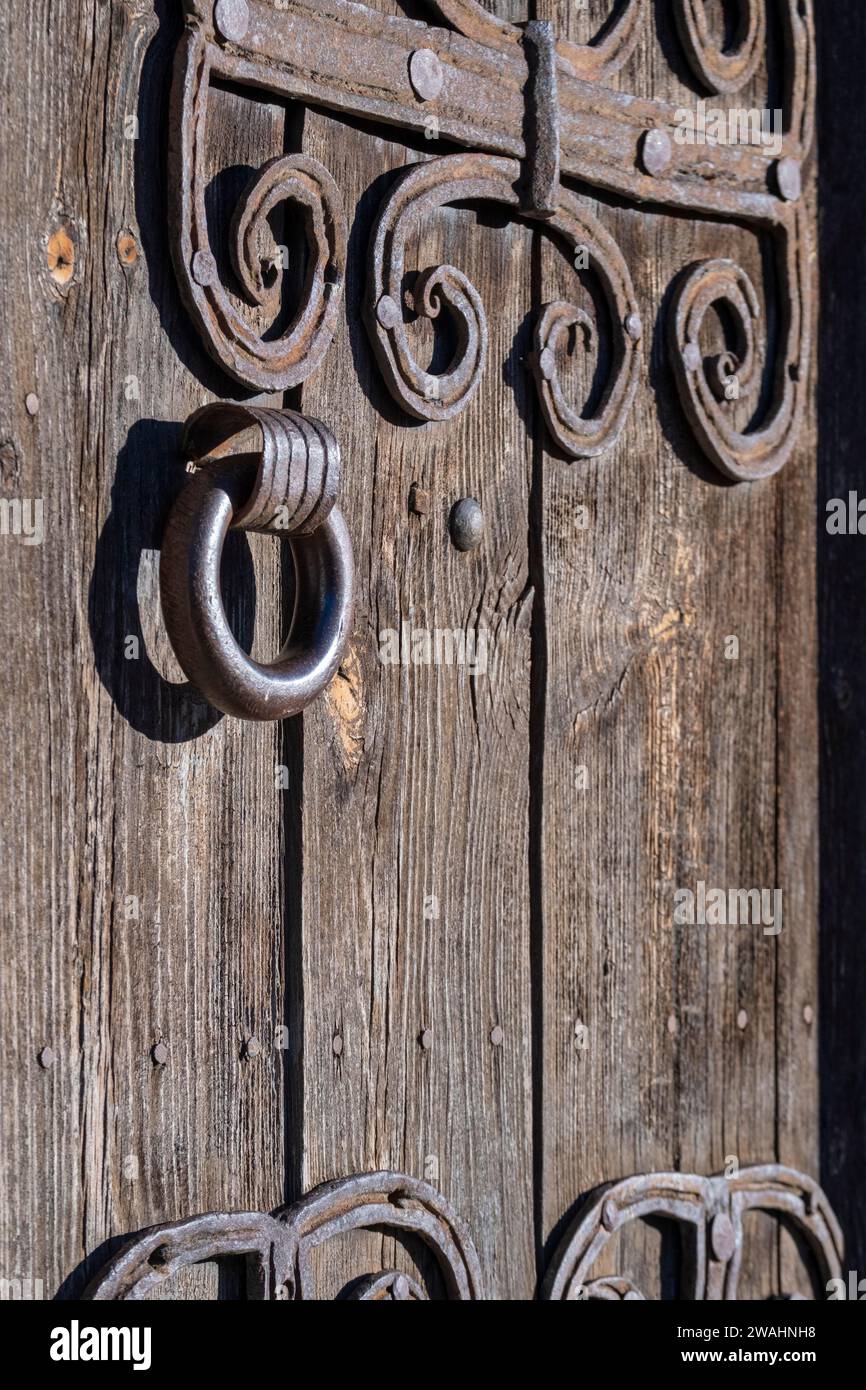 Romanesque entrance door hi-res stock photography and images - Alamy