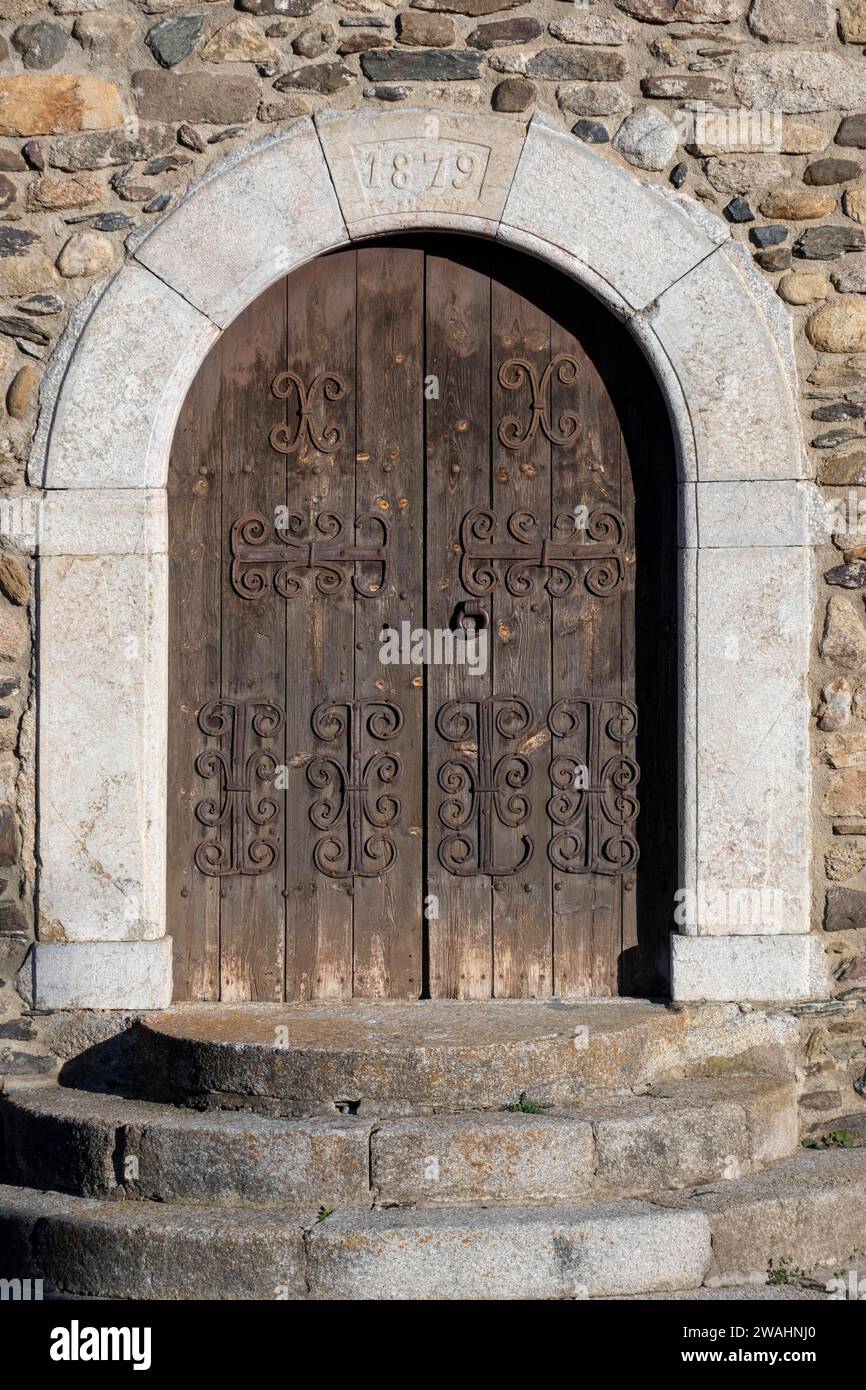 Romanesque entrance door hi-res stock photography and images - Alamy
