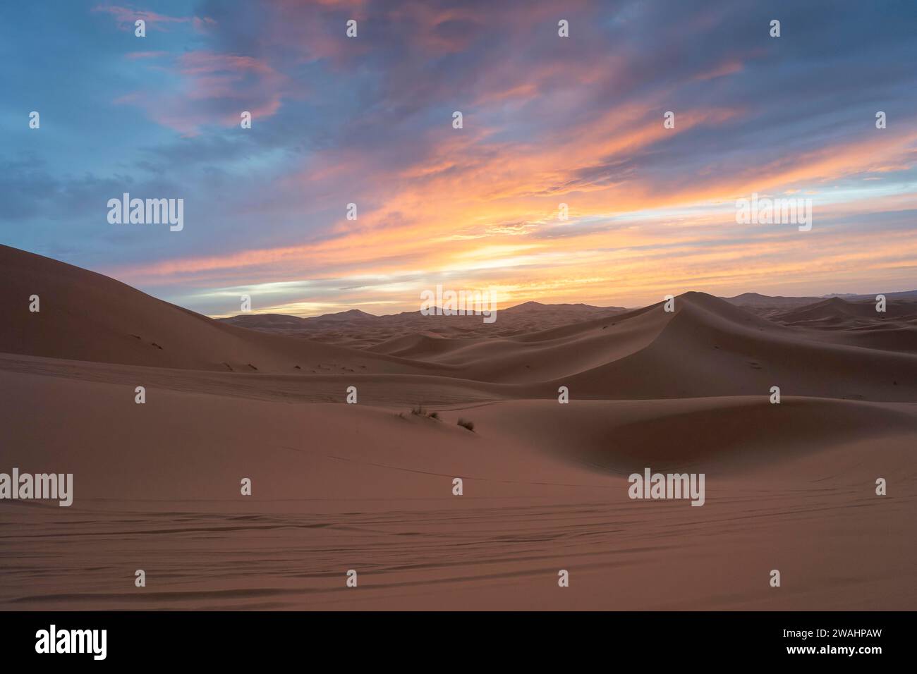 Sunrise in the desert, dunes, Erg Chebbi, Sahara, Merzouga, Morocco ...