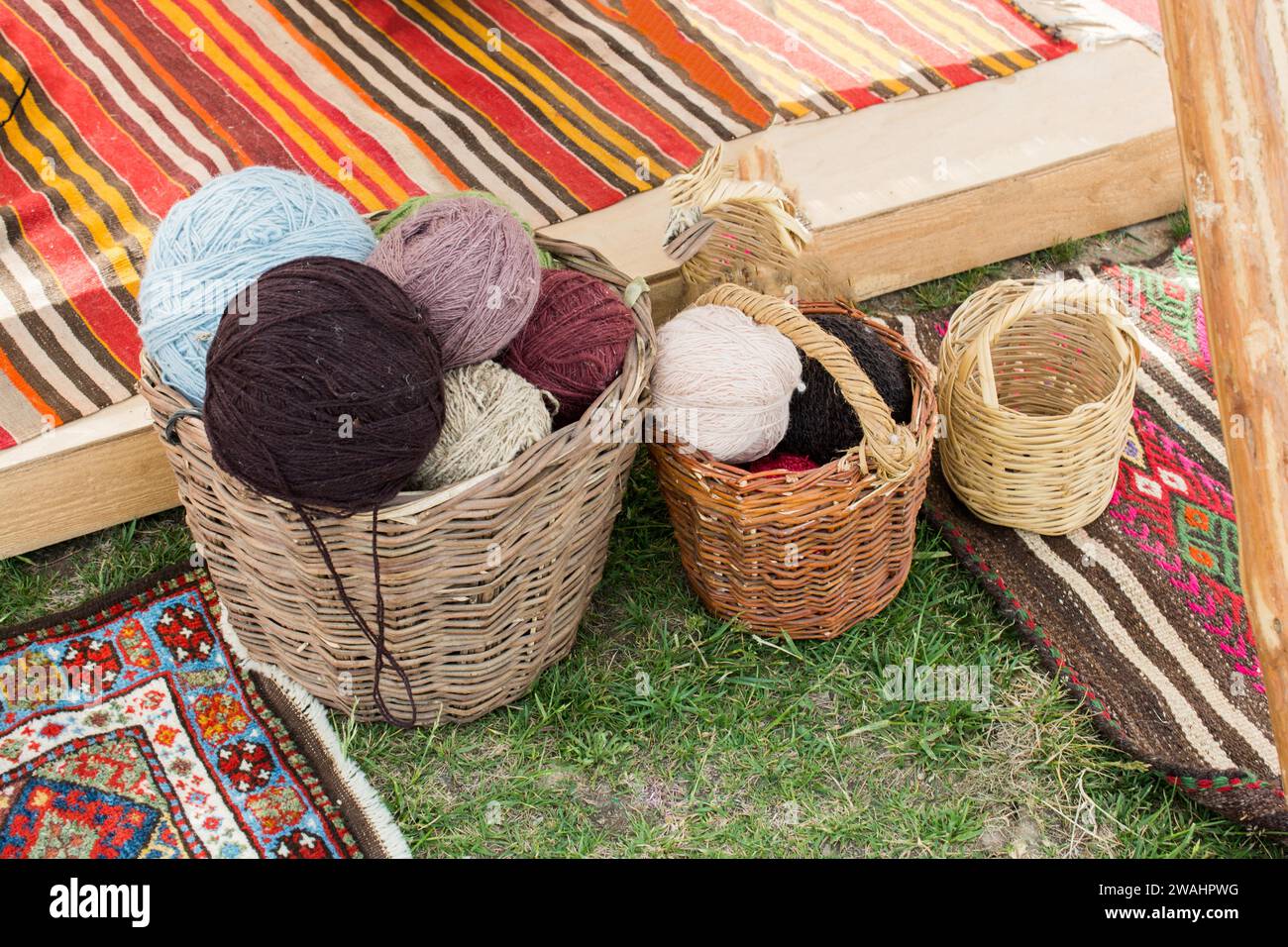 Twist string hi-res stock photography and images - Alamy