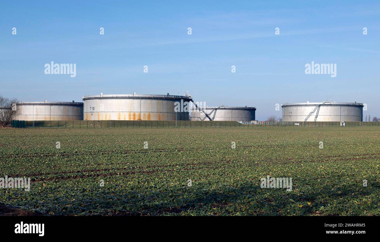 Pck oil refinery hi-res stock photography and images - Alamy
