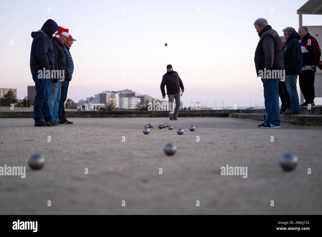 Petanquespieler am Strand von Le Havre in der Normandie. / Petanque ...