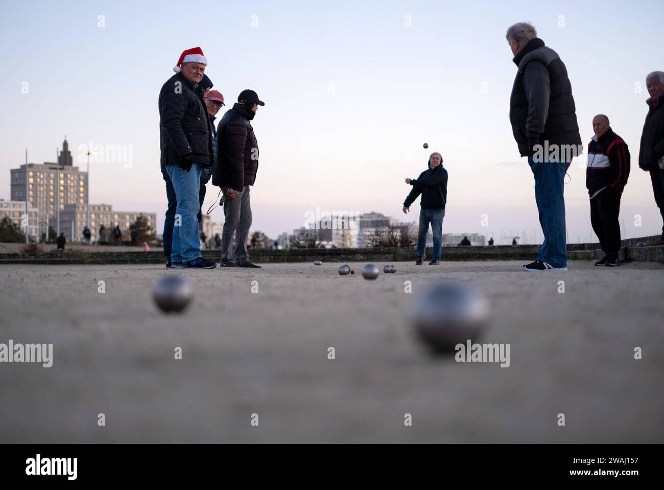 Petanquespieler am Strand von Le Havre in der Normandie. / Petanque ...
