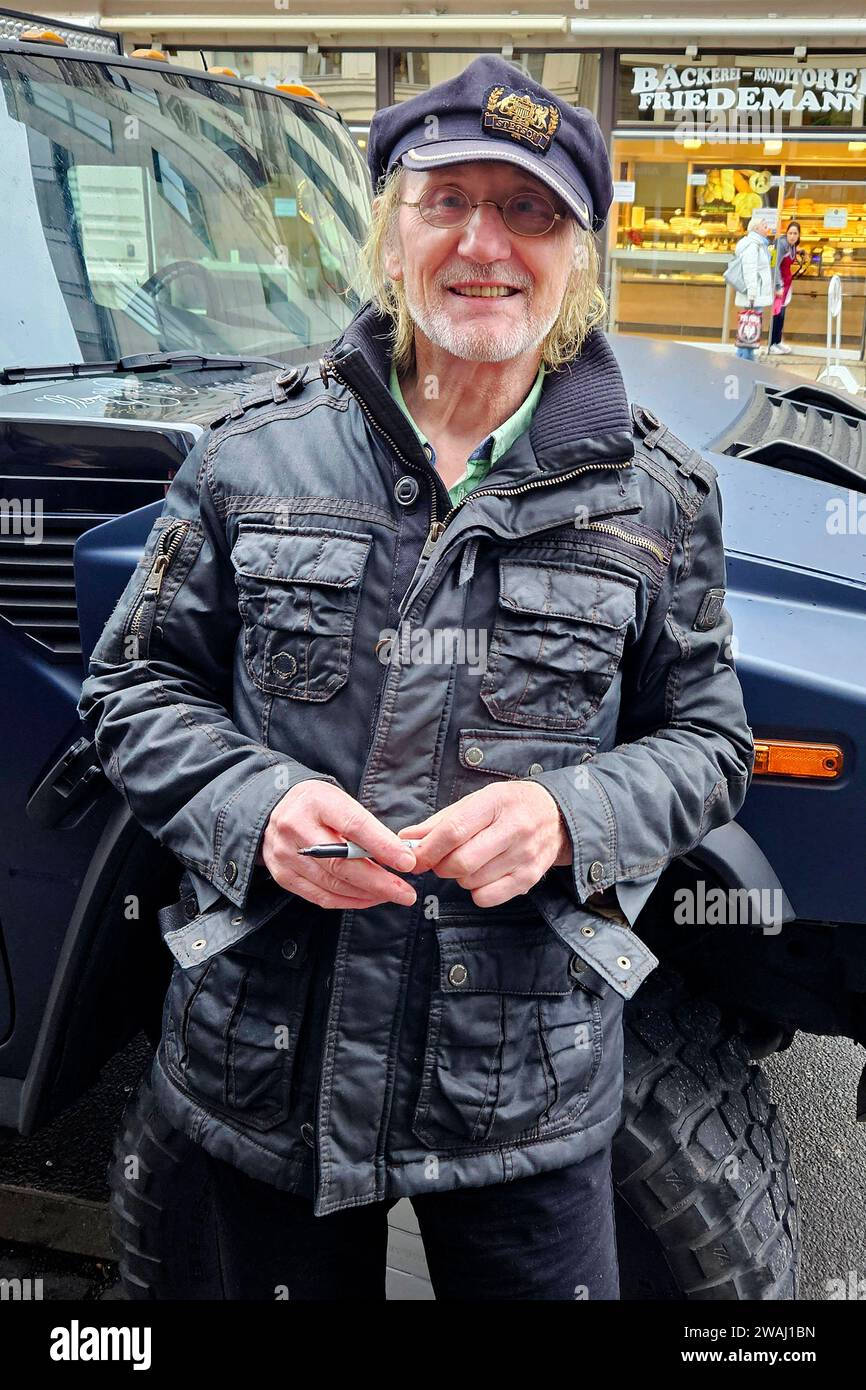 Comiczeichner Brösel alias Rötger Feldmann bei der Ankunft zu einer ...