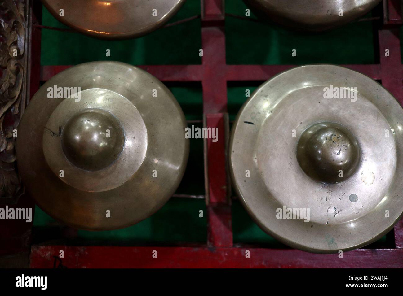 Traditional musical instruments hi-res stock photography and images - Alamy