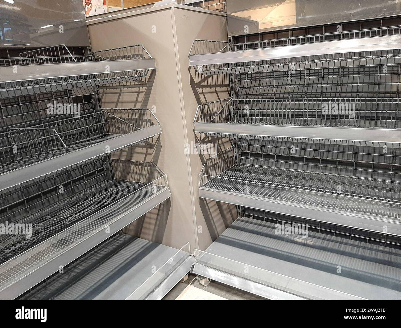 Leere Regale im Supermarkt *** Empty shelves in the supermarket ...