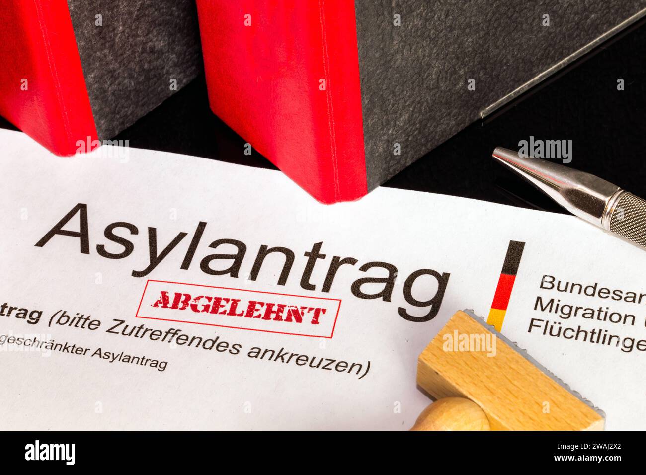 Symbolbild: Formular auf Asylantrag in Deutschland *** Symbolic image ...