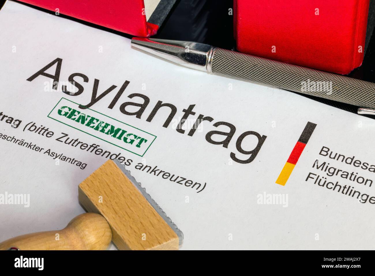 Symbolbild: Formular auf Asylantrag in Deutschland *** Symbolic image ...