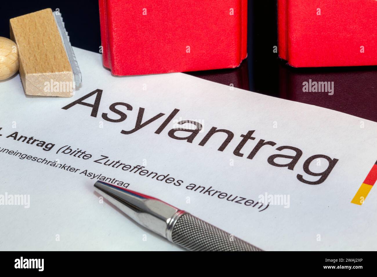 Symbolbild: Formular auf Asylantrag in Deutschland *** Symbolic image ...