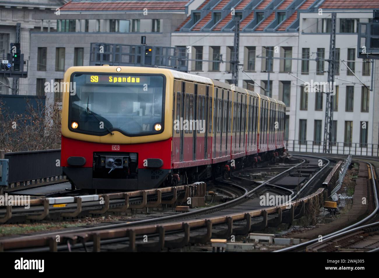 Eisenbahnverkehr am Bahnhof Berlin Friedrichstraße - S-Bahn Zug der S ...