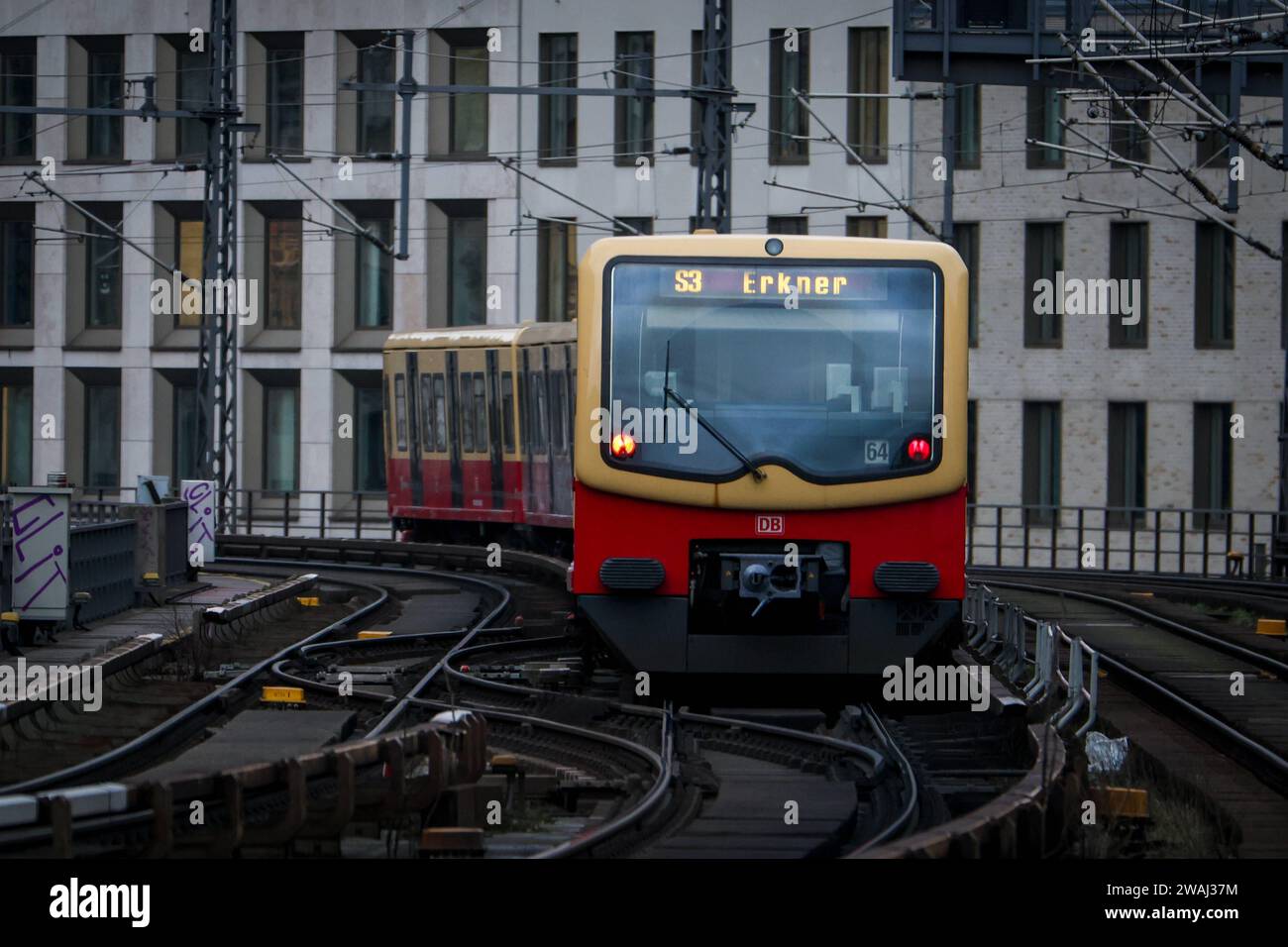 Eisenbahnverkehr am Bahnhof Berlin Friedrichstraße - S-Bahn Zug der S ...