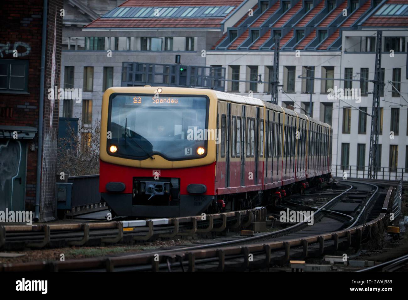 Eisenbahnverkehr am Bahnhof Berlin Friedrichstraße - S-Bahn Zug der S ...