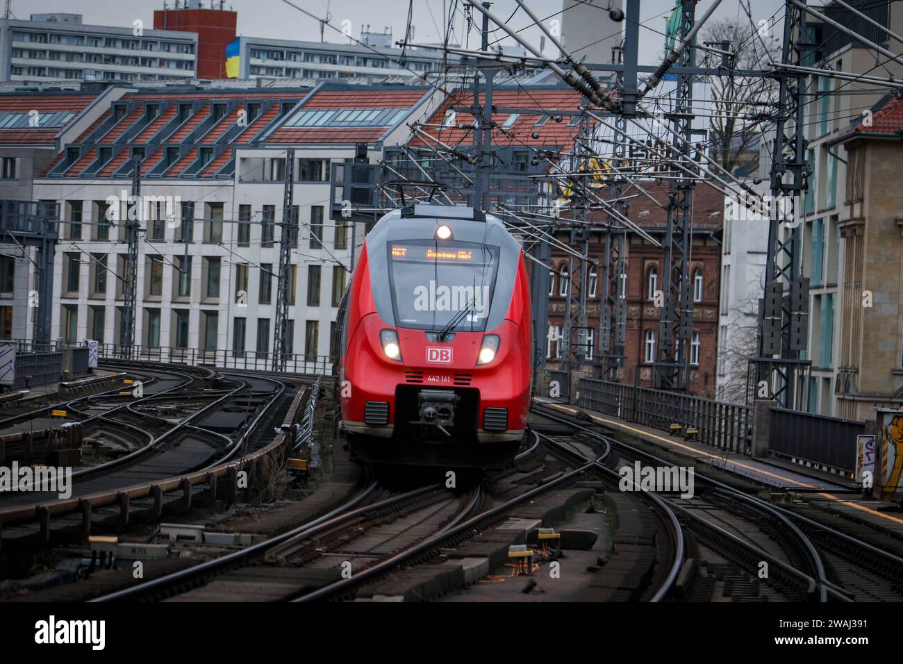 Eisenbahnverkehr am Bahnhof Berlin Friedrichstraße - Regionalexpress ...