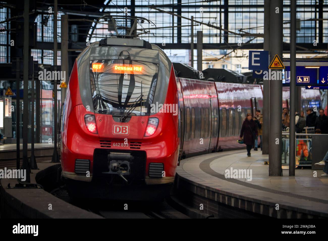 Eisenbahnverkehr am Bahnhof Berlin Friedrichstraße - Regionalexpress ...
