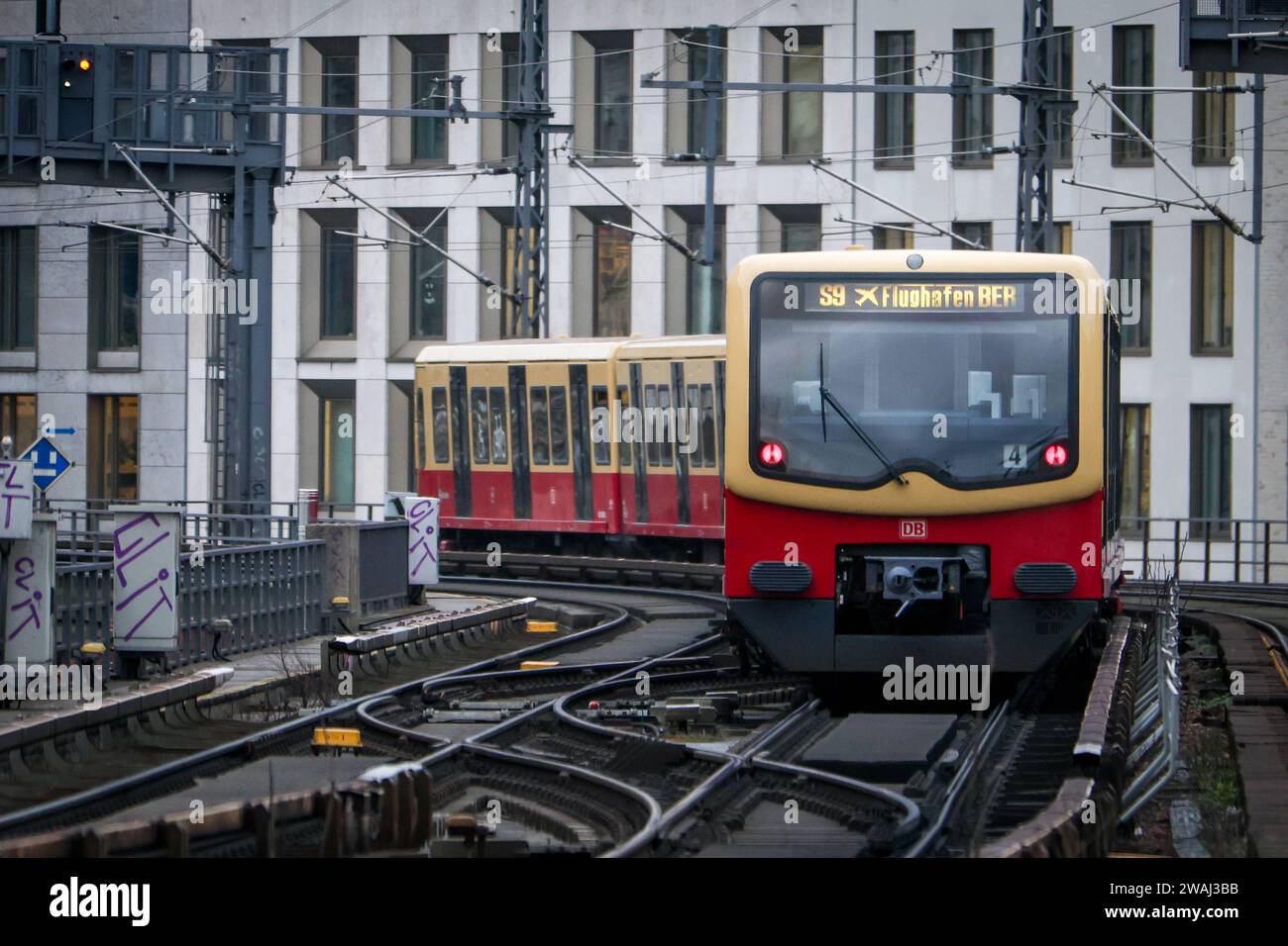 Eisenbahnverkehr am Bahnhof Berlin Friedrichstraße - S-Bahn Zug der S ...