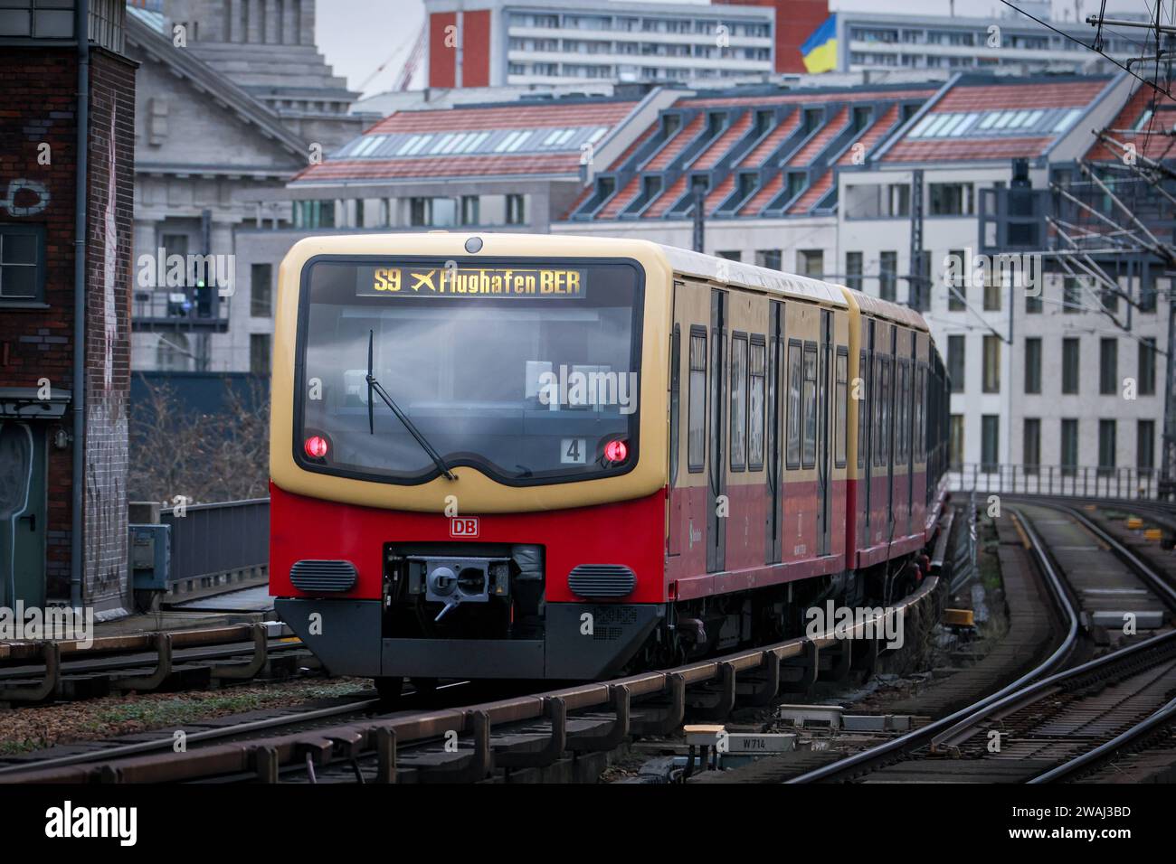 Eisenbahnverkehr am Bahnhof Berlin Friedrichstraße - S-Bahn Zug der S ...