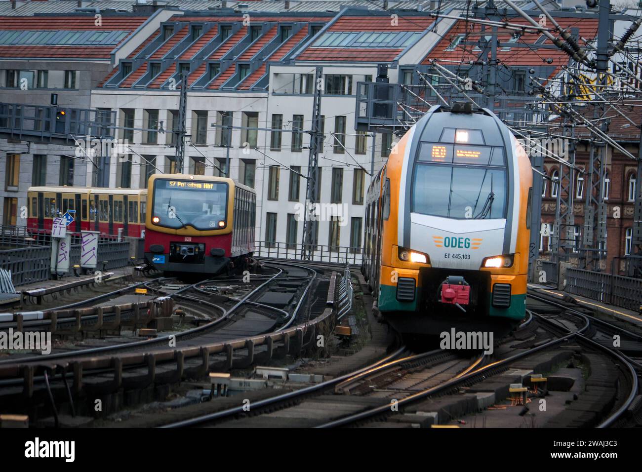 Eisenbahnverkehr am Bahnhof Berlin Friedrichstraße - Regionalexpress ...