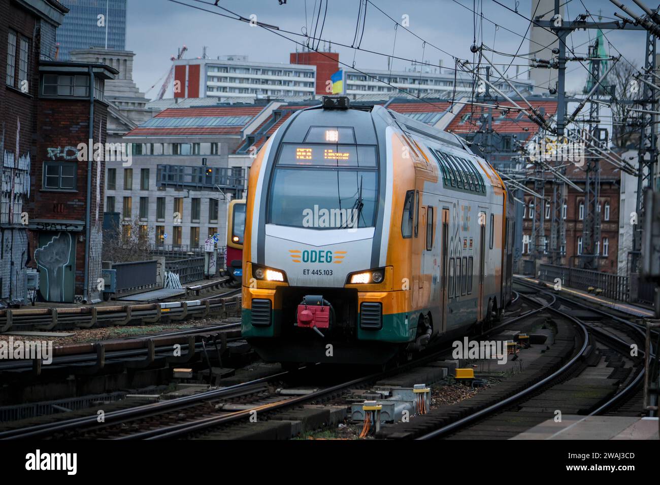 Eisenbahnverkehr am Bahnhof Berlin Friedrichstraße - Regionalexpress ...