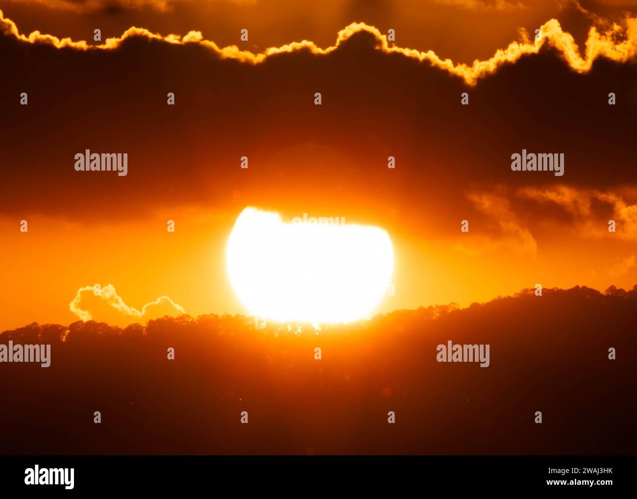 Time lapse dramatic sky sunshine hi-res stock photography and images ...