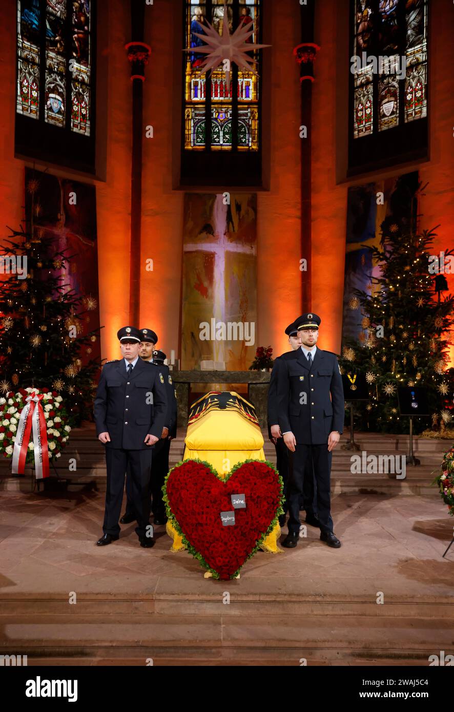 Offenburg, Germany. 05th Jan, 2024. Police officers stand by the coffin ...