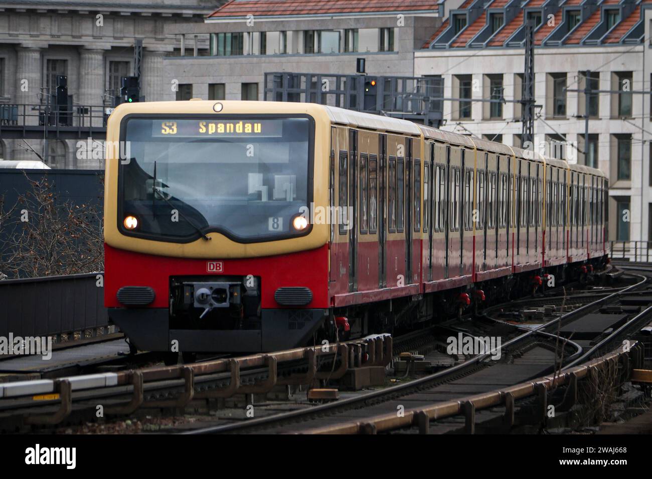 Eisenbahnverkehr am Bahnhof Berlin Friedrichstraße - S-Bahn Zug der S ...