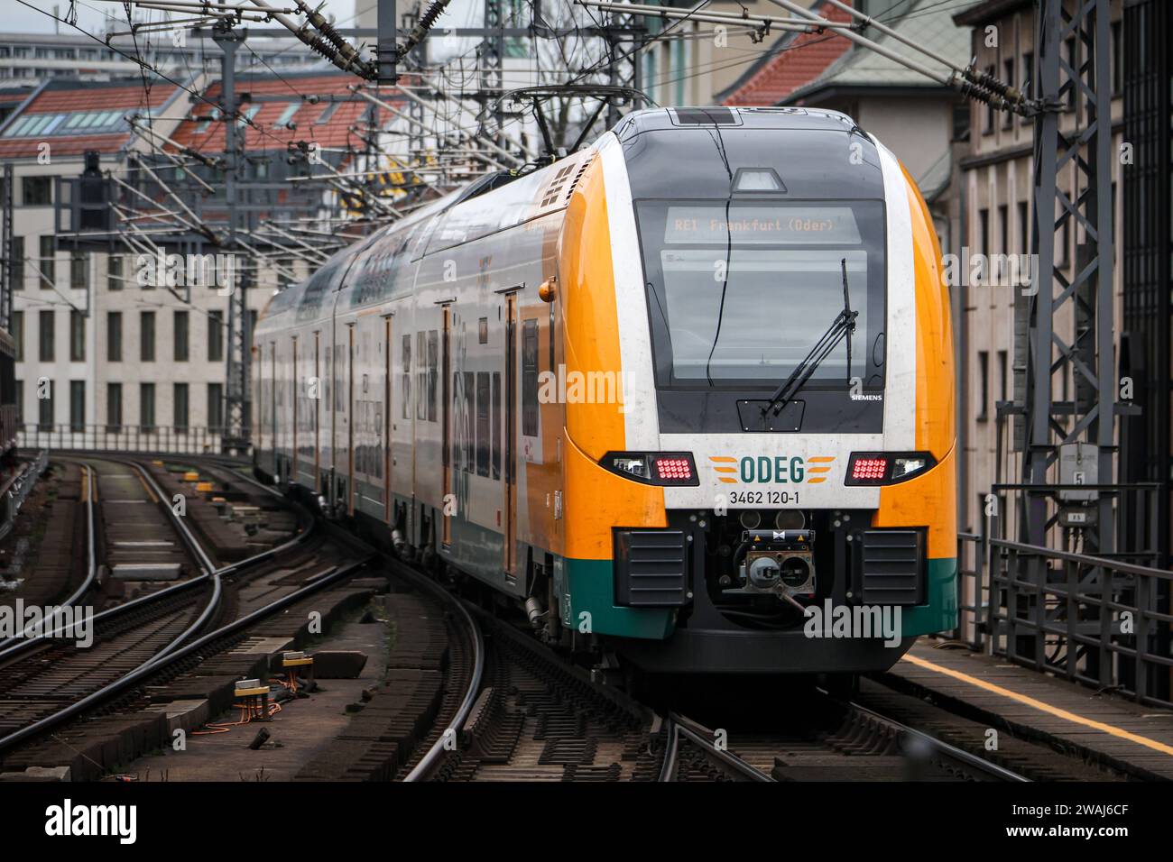 Eisenbahnverkehr am Bahnhof Berlin Friedrichstraße - Regionalexpress ...
