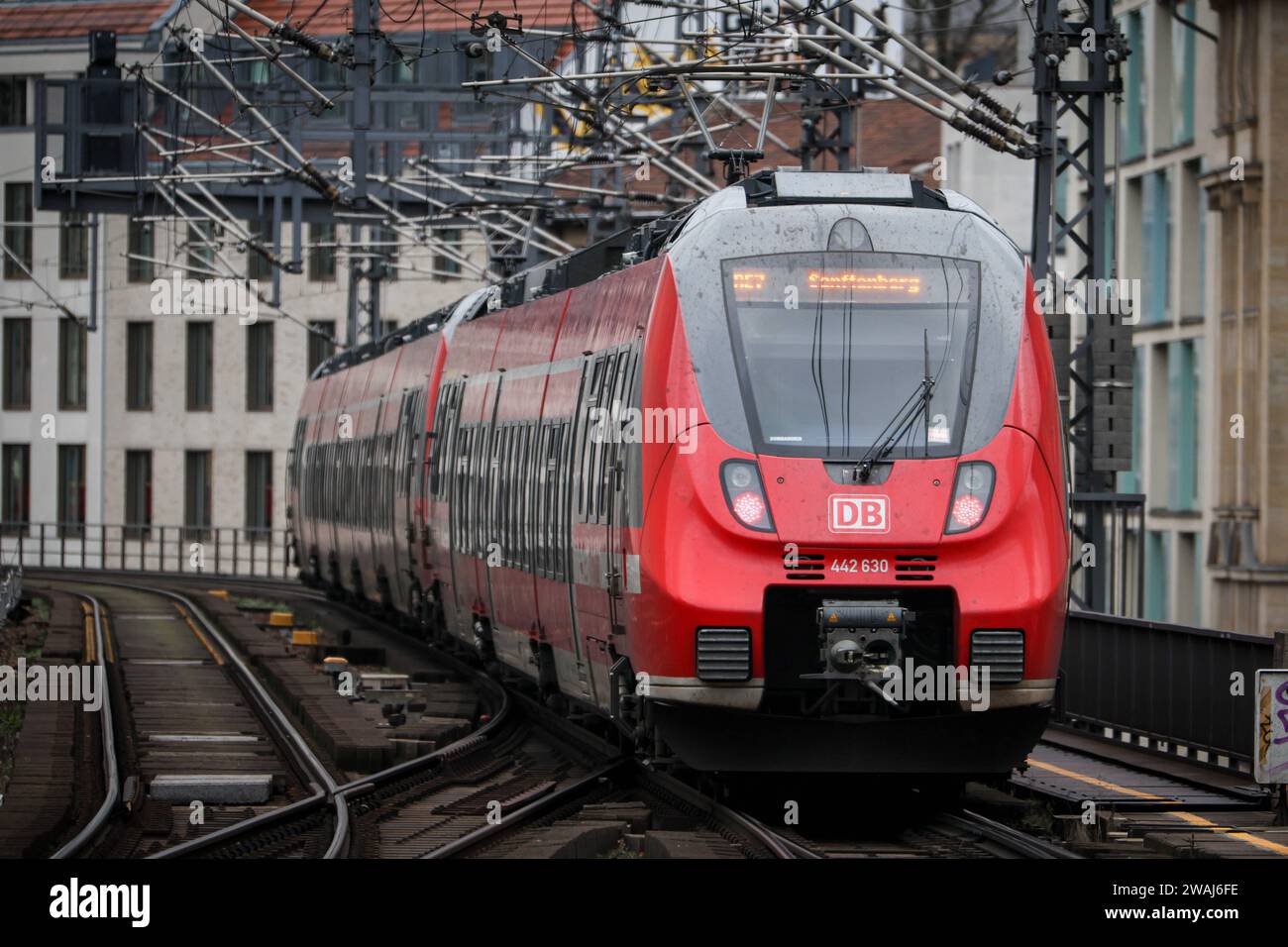 Eisenbahnverkehr am Bahnhof Berlin Friedrichstraße - Regionalexpress ...