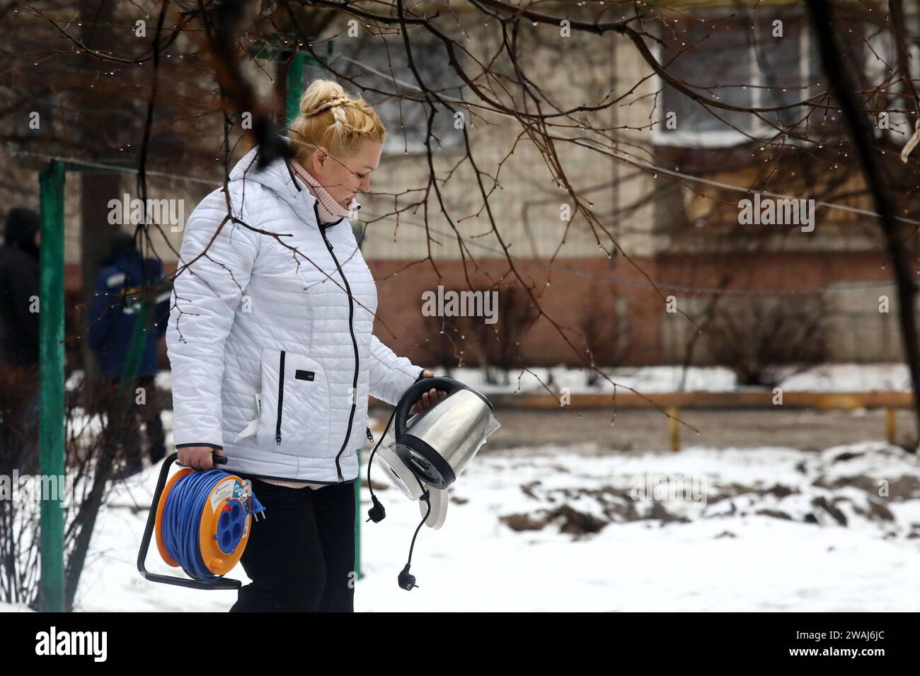 Non Exclusive: VYSHNEVE, UKRAINE - JANUARY 04, 2024 - A woman carries electrical appliances ...