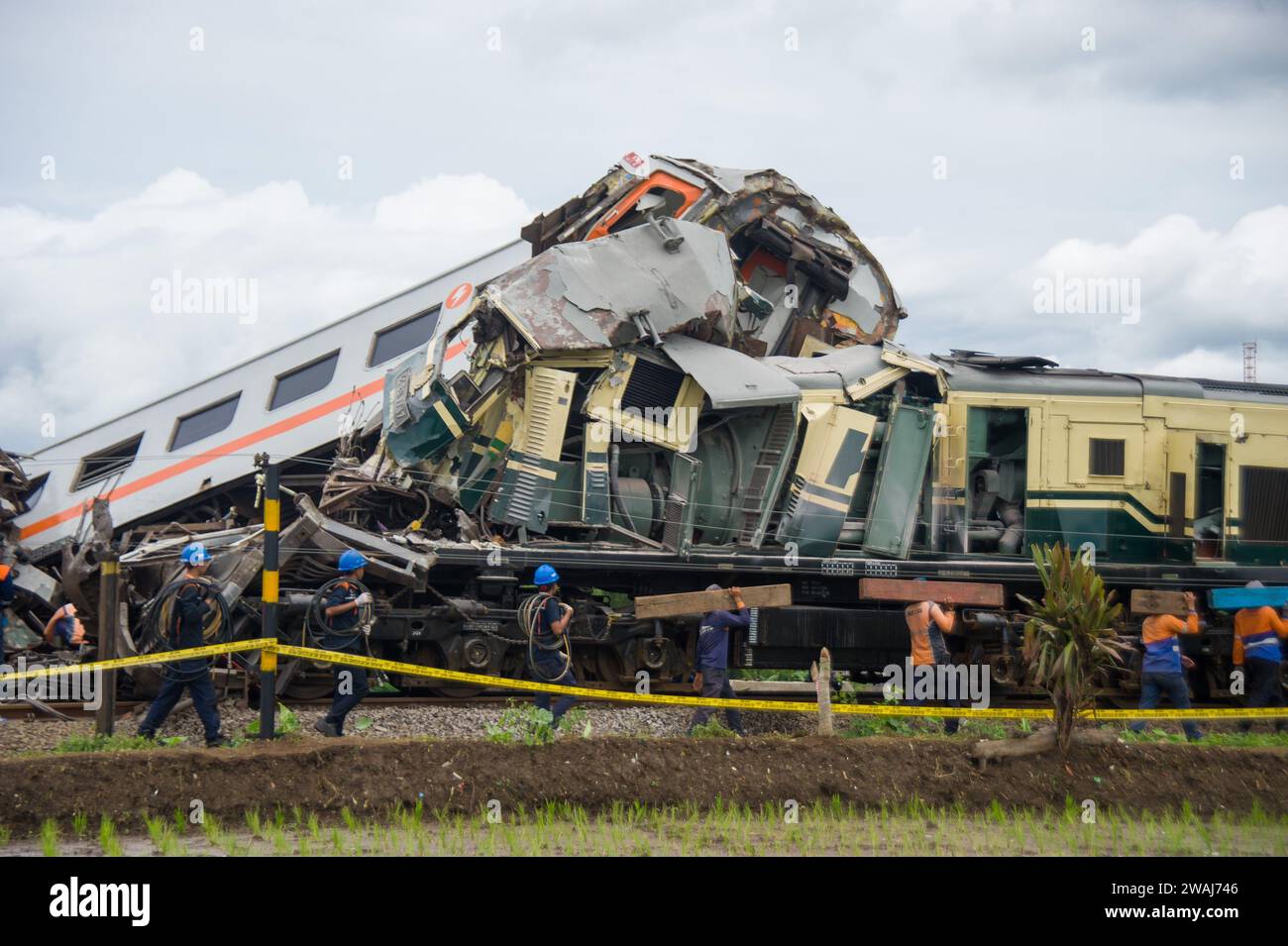 Bandung, Indonesia. 5th Jan, 2024. Rescuers work at the site of a train ...