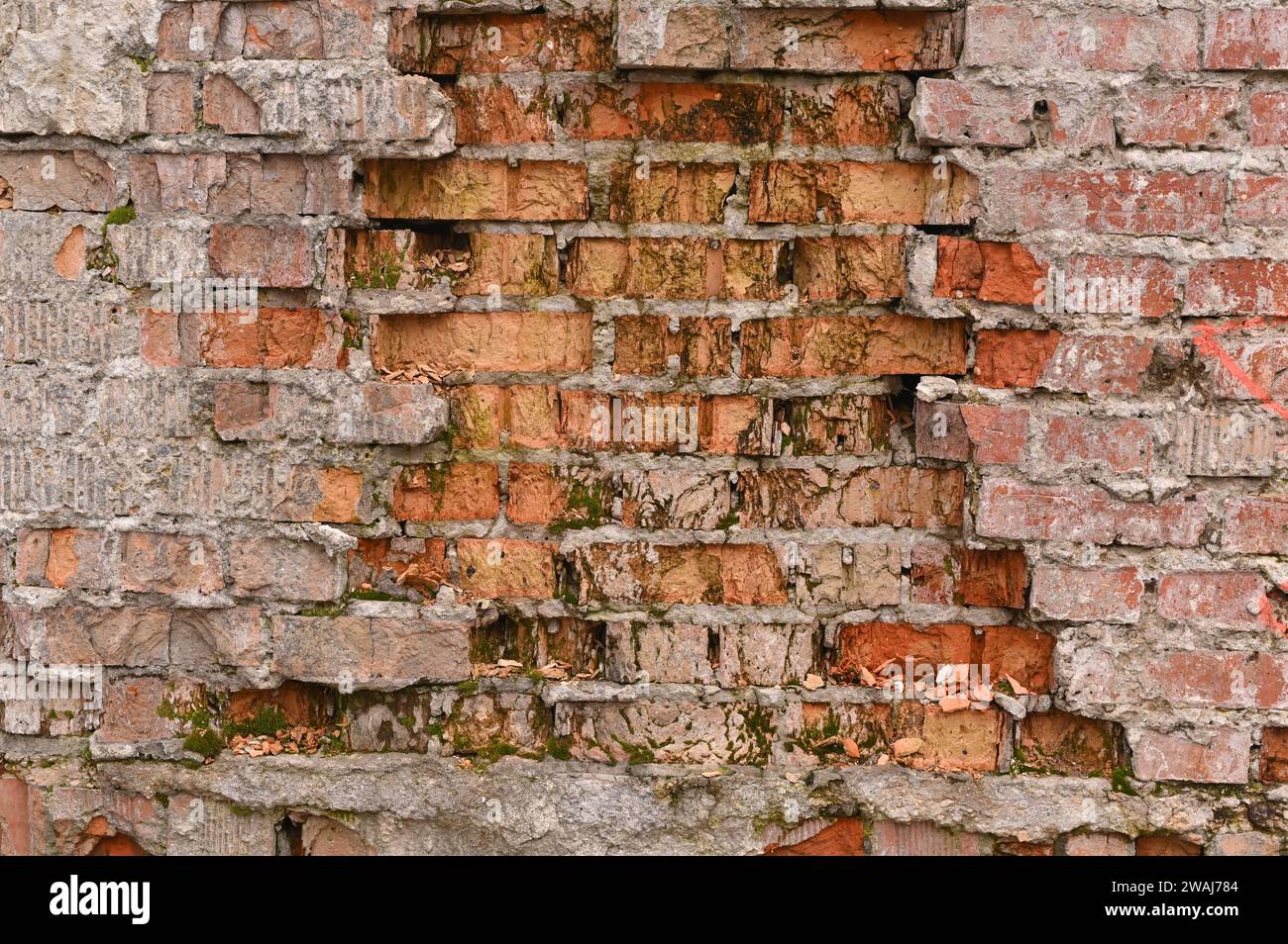 Crumbling red bricks hi-res stock photography and images - Alamy