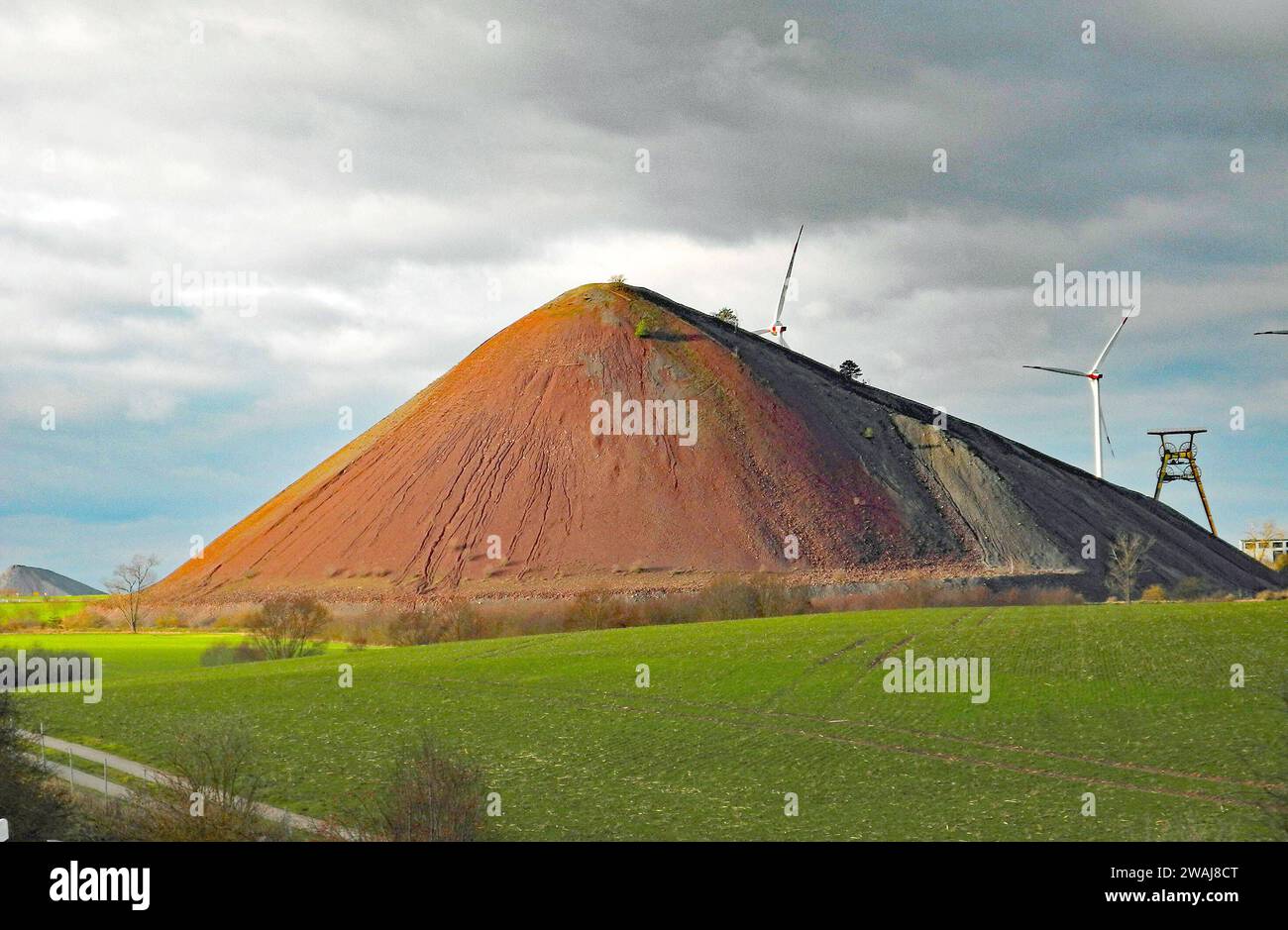 Abraumhalde von Bergbau *** Mining spoil heap Stock Photo - Alamy