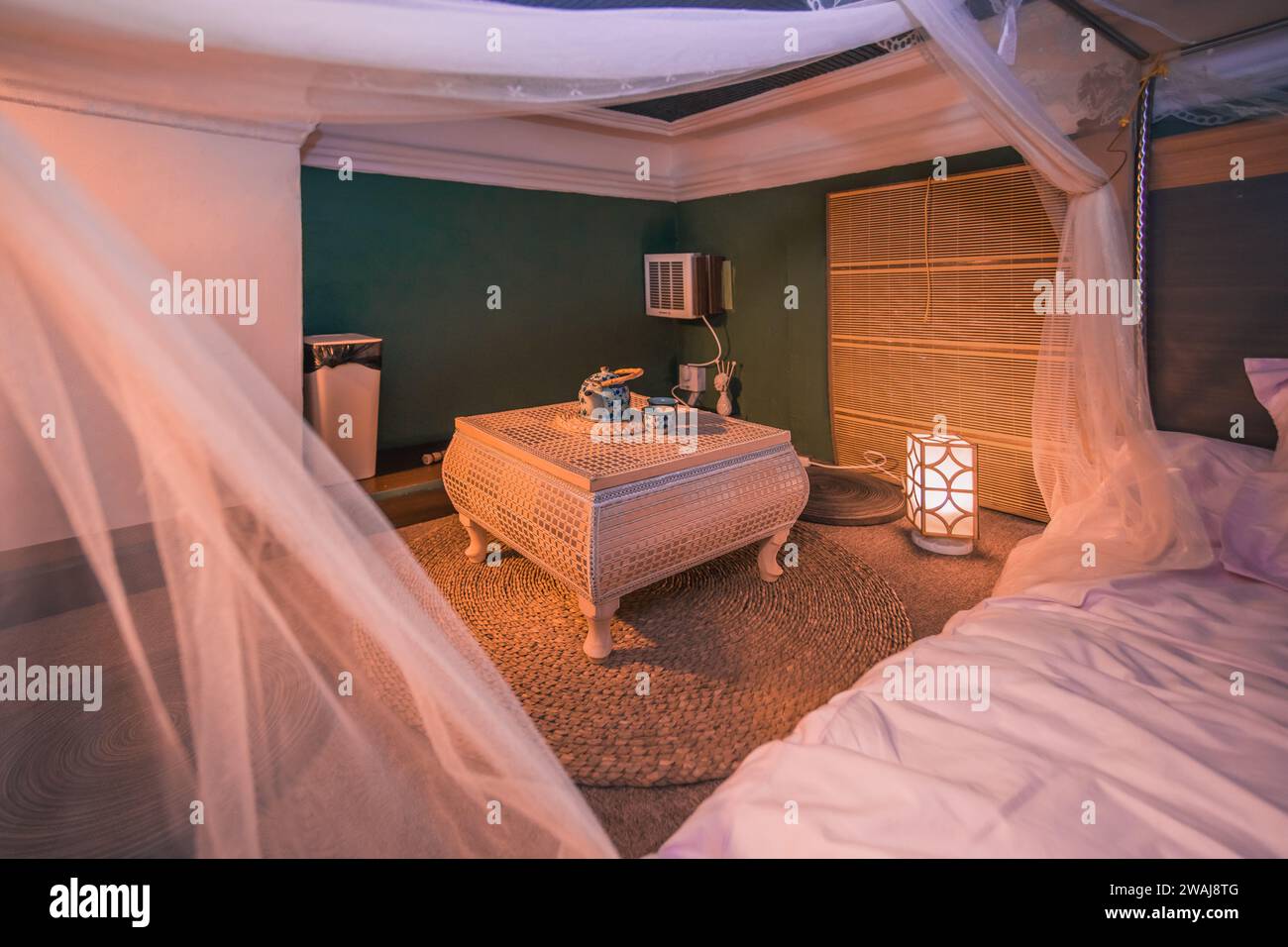 Dimly lit table hi-res stock photography and images - Alamy