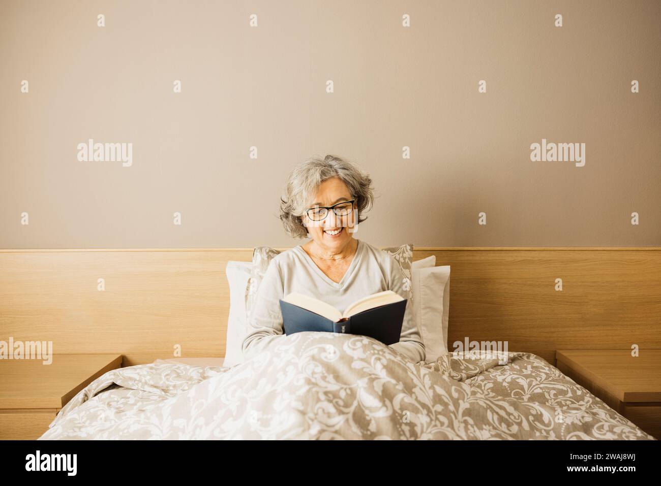 Reading senior woman wearing hi-res stock photography and images - Alamy
